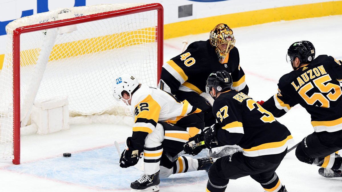 Boston Bruins Ice Girls Find Ways to Entertain On, Off Ice (Photos ...