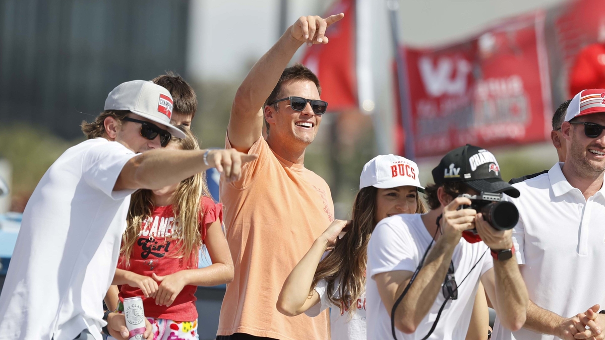 Tom Brady Takes Corny Dad Dance Moves To New Level At Buccaneers Parade