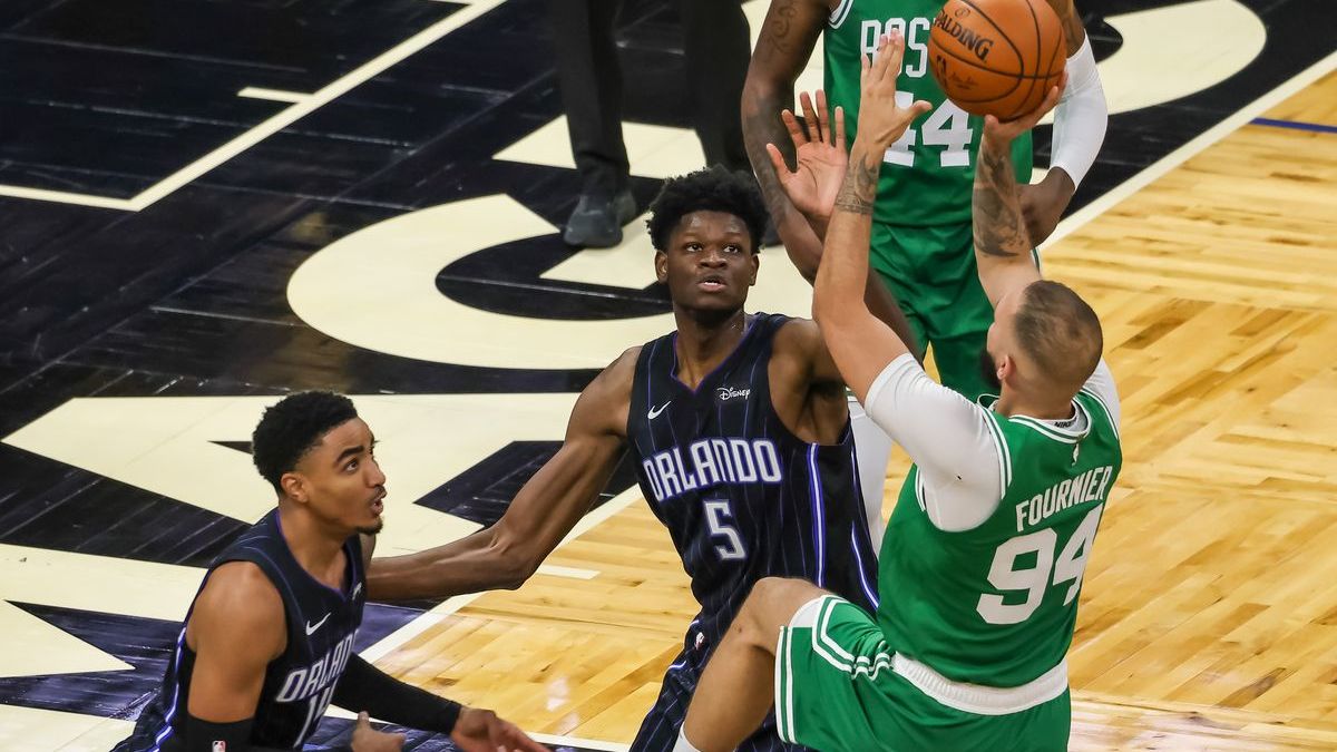 Rajon Rondo Flips Out During Heat Playoff Series, Throws Bottle That ...
