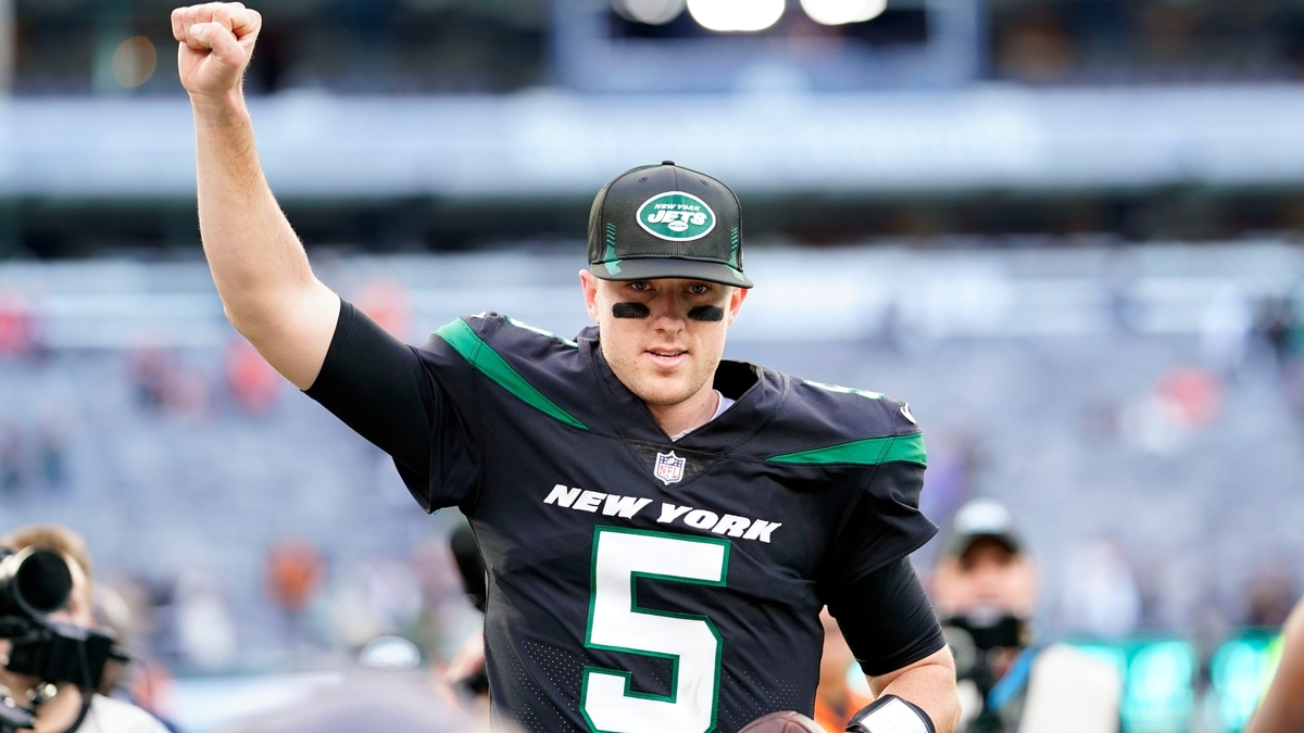 Jets Keeping Door Open To Play Mike White Over Zach Wilson This Season?