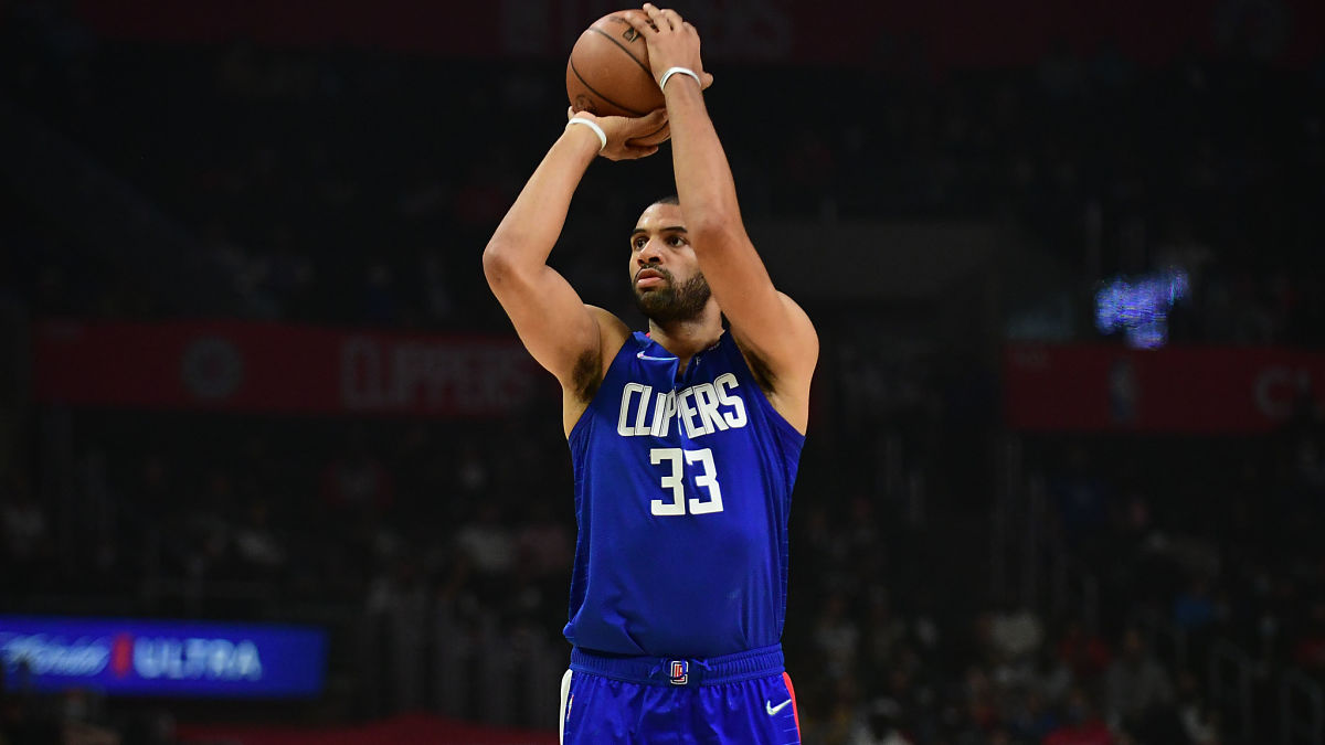 Joey Crawford, NBA Ref, Gets In Way Of Stephen Curry's 3-Pointer (GIF ...