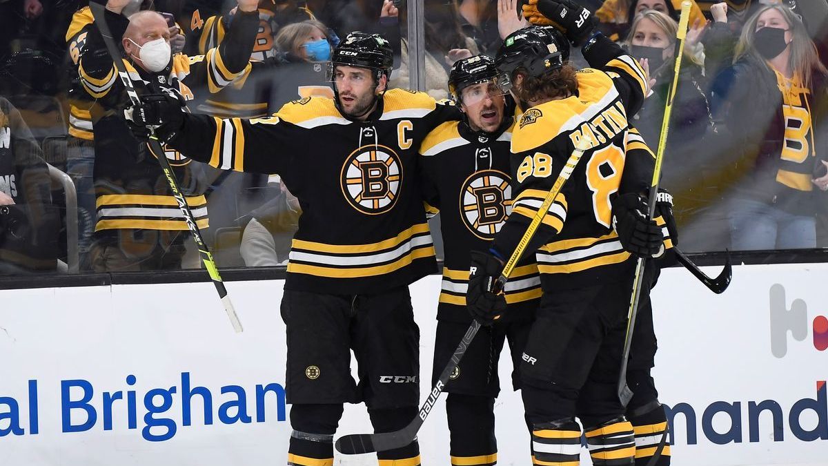 Patrice Bergeron, Craig Smith See Bruins 'Buying In' Amid Win Streak