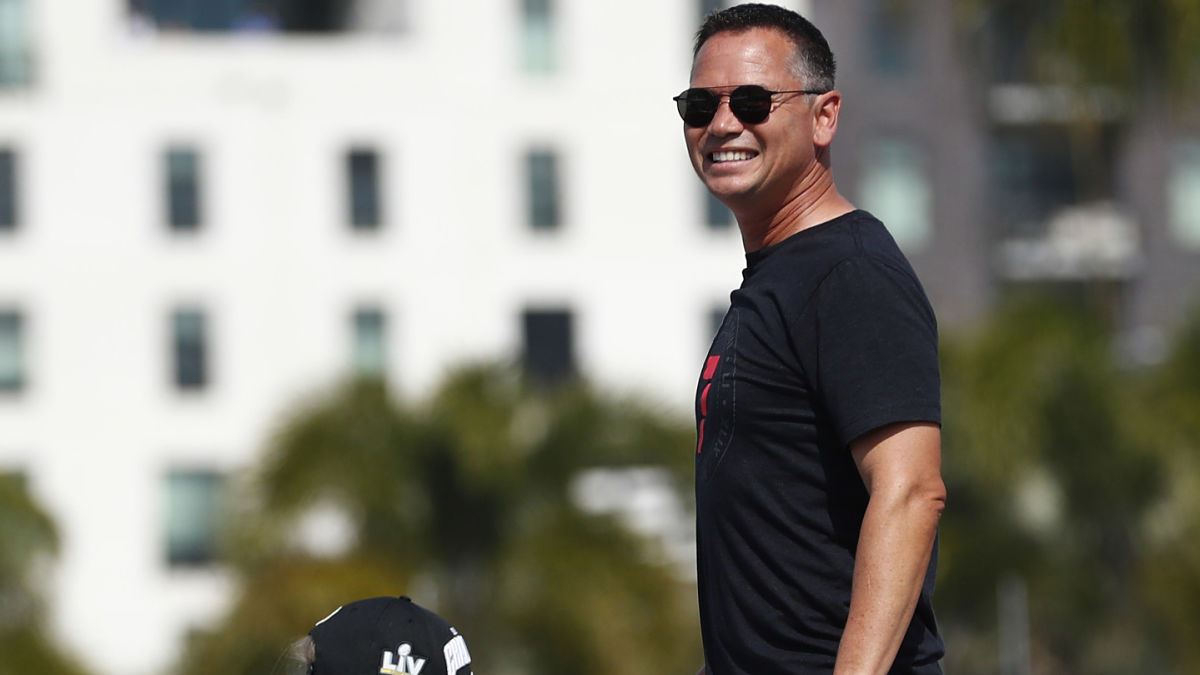 Alex Guerrero Jokingly Asks Question After Tom Brady Officially Retires