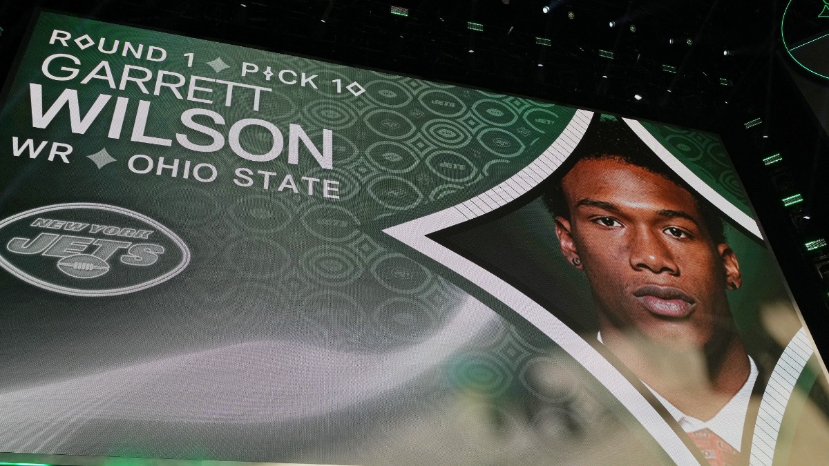 LeGarrette Blount, Akiem Hicks Headline Patriots' 2016 Free Agents ...