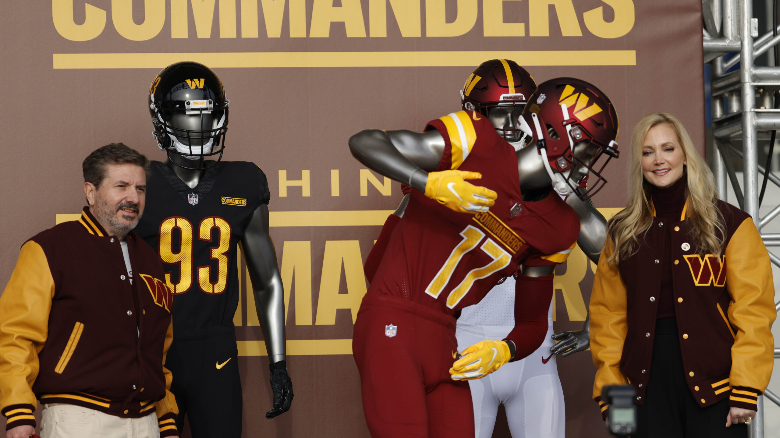 Brett Favre Is Still Jacked, Now Giving Away Signed Headphones (Photo ...