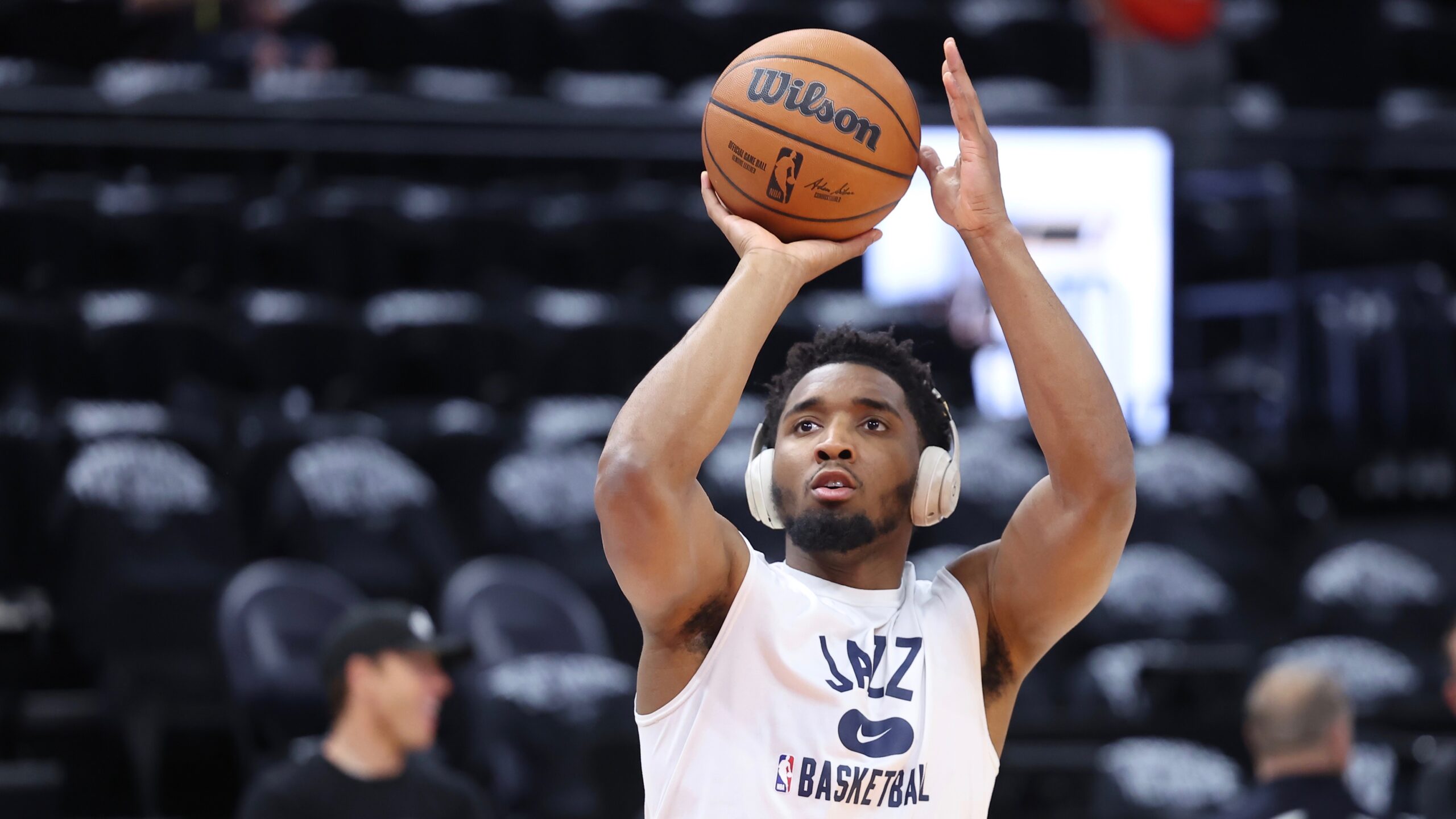 Kobe Bryant Memorial: Michael Jordan Cracks 'Crying Meme' Joke During ...