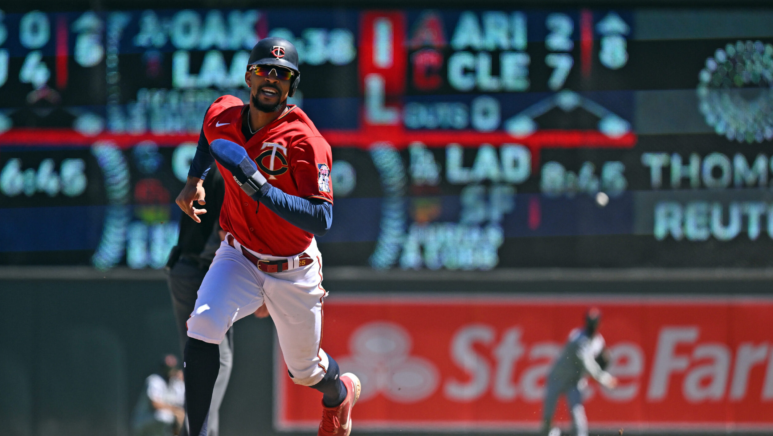 Brewers' New Mascot Hank The Dog Runs In Famous Sausage Race (Video ...