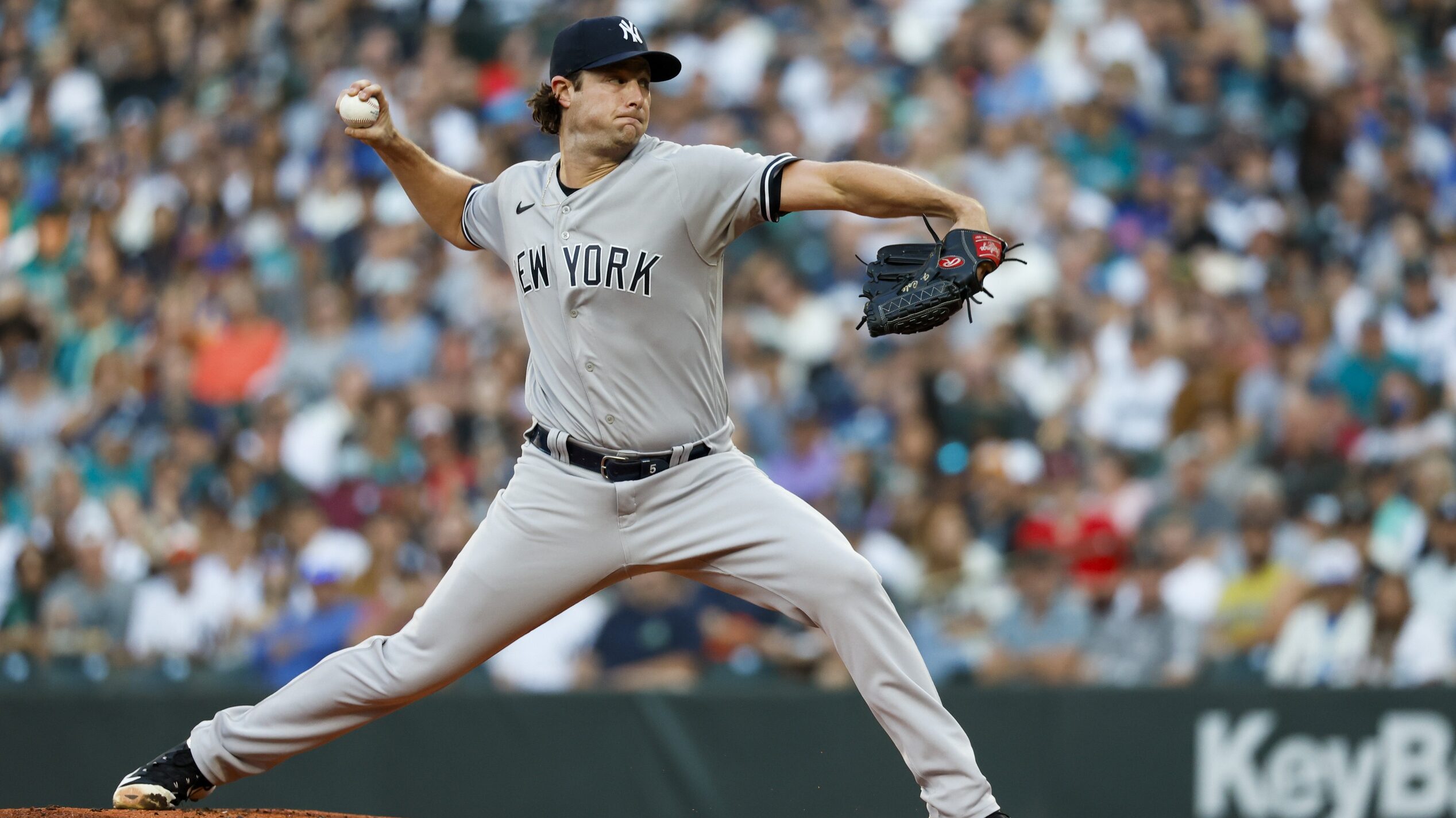 Robber Yells 'Go Cards!' After Holding Up Missouri Bank, Appears to Pay ...