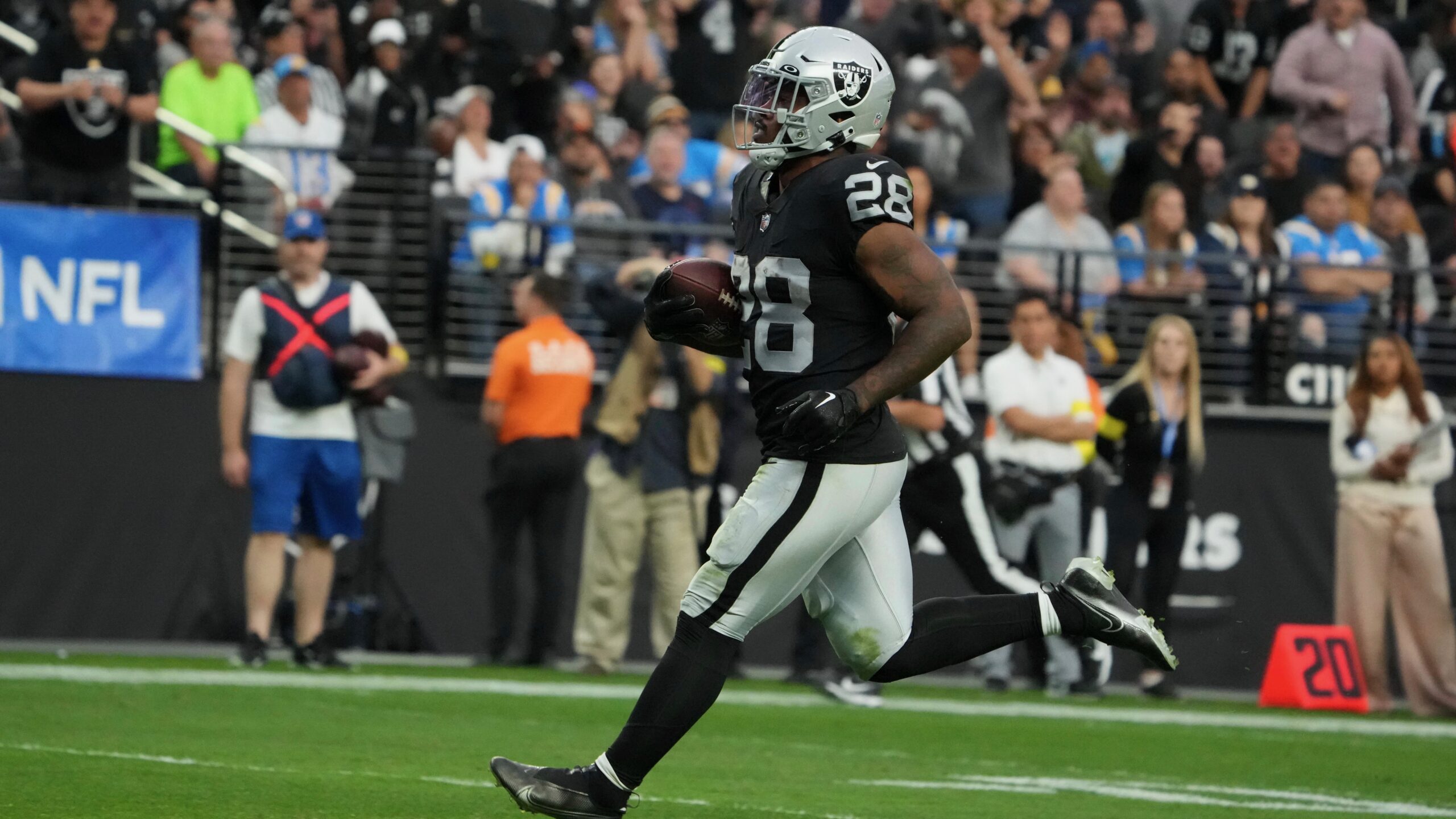 Raiders RB Josh Jacobs Expected to Play Thursday vs. Rams