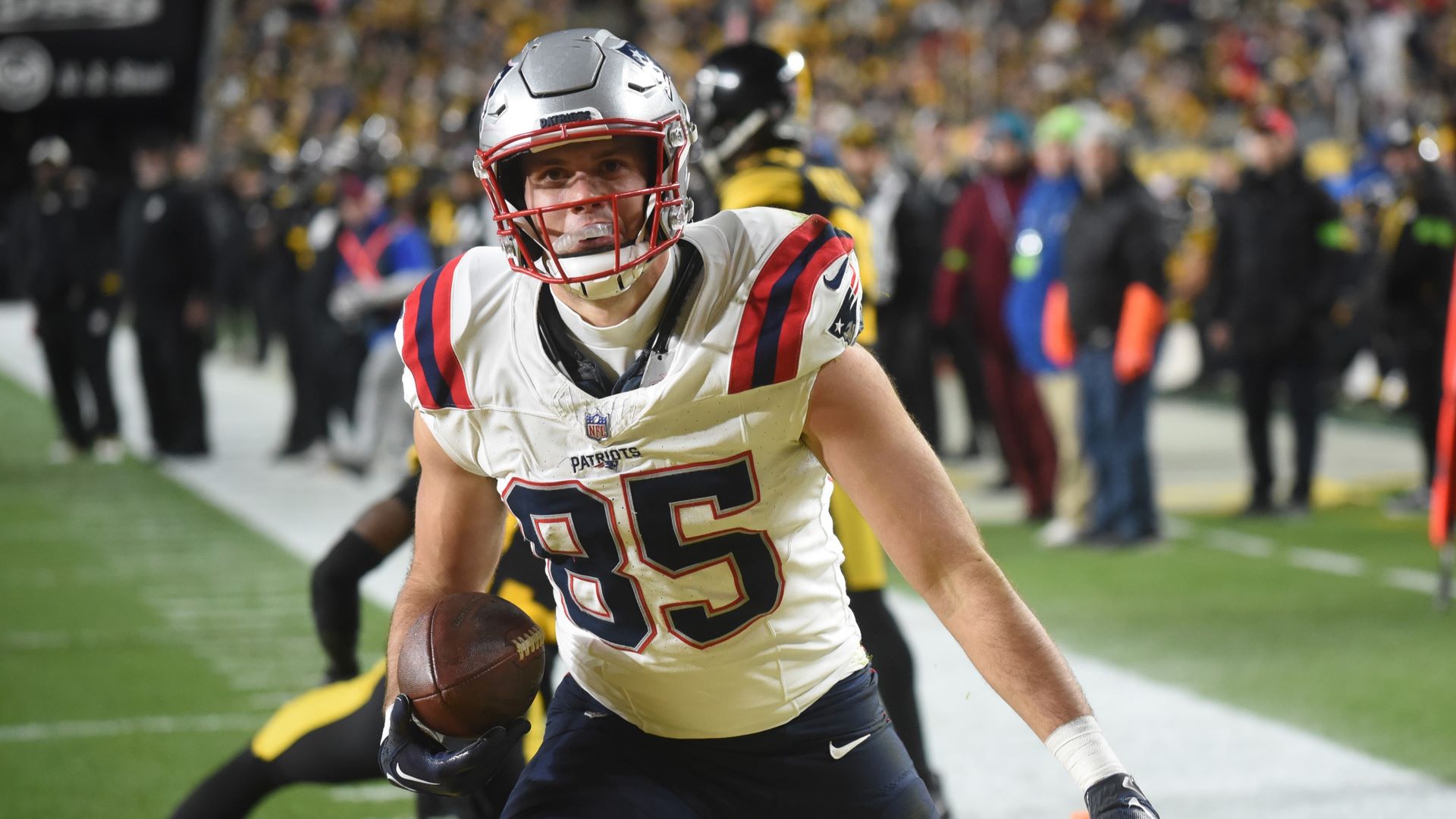 Hunter Henry Leads Patriots Offense With Birthday Touchdowns