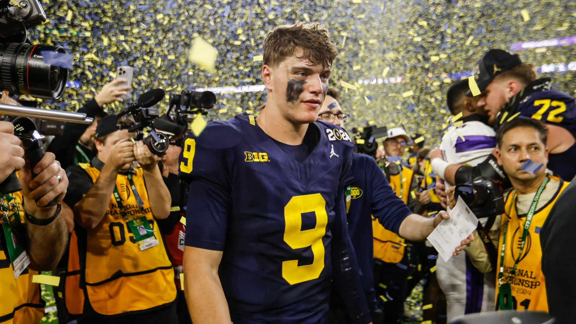 Rob Gronkowski Poses With Kitten In ESPN The Magazine Photo Shoot ...