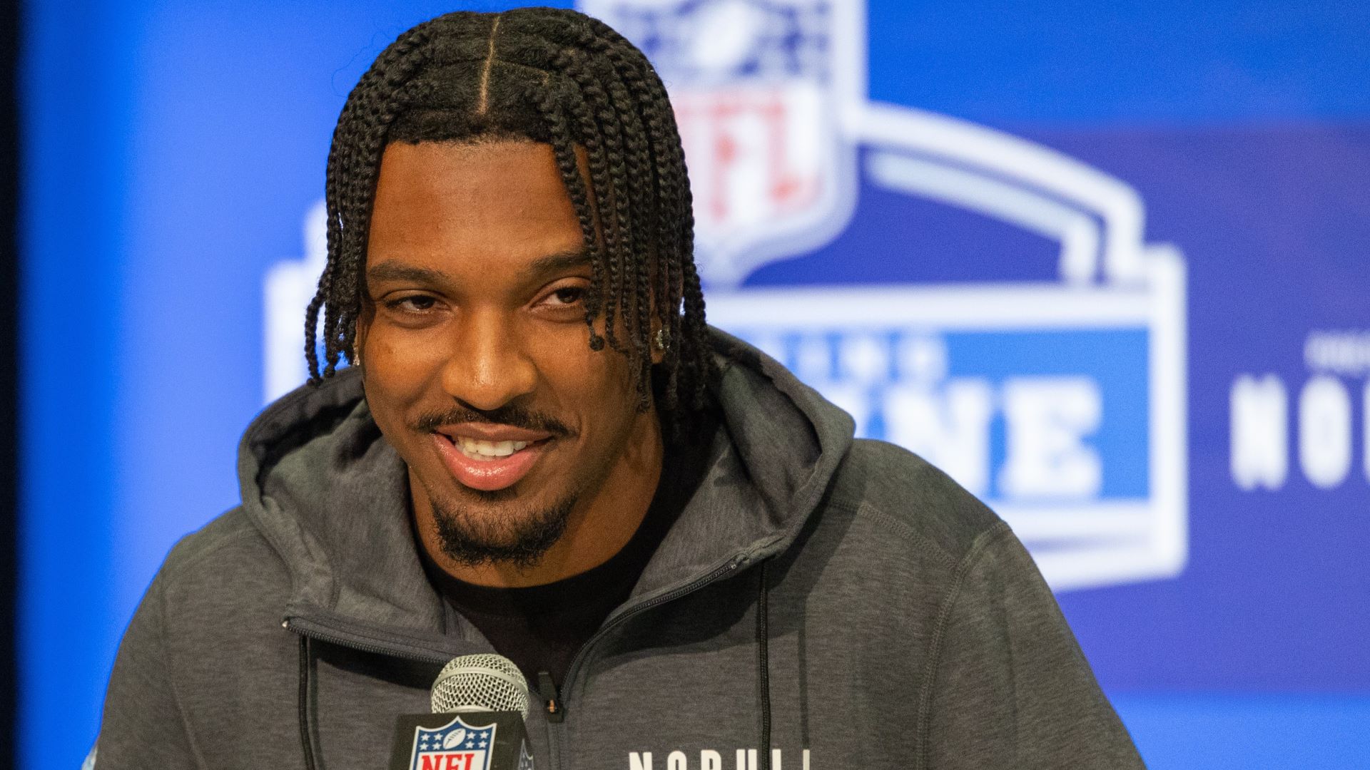 Rob Gronkowski Poses With Kitten In ESPN The Magazine Photo Shoot ...