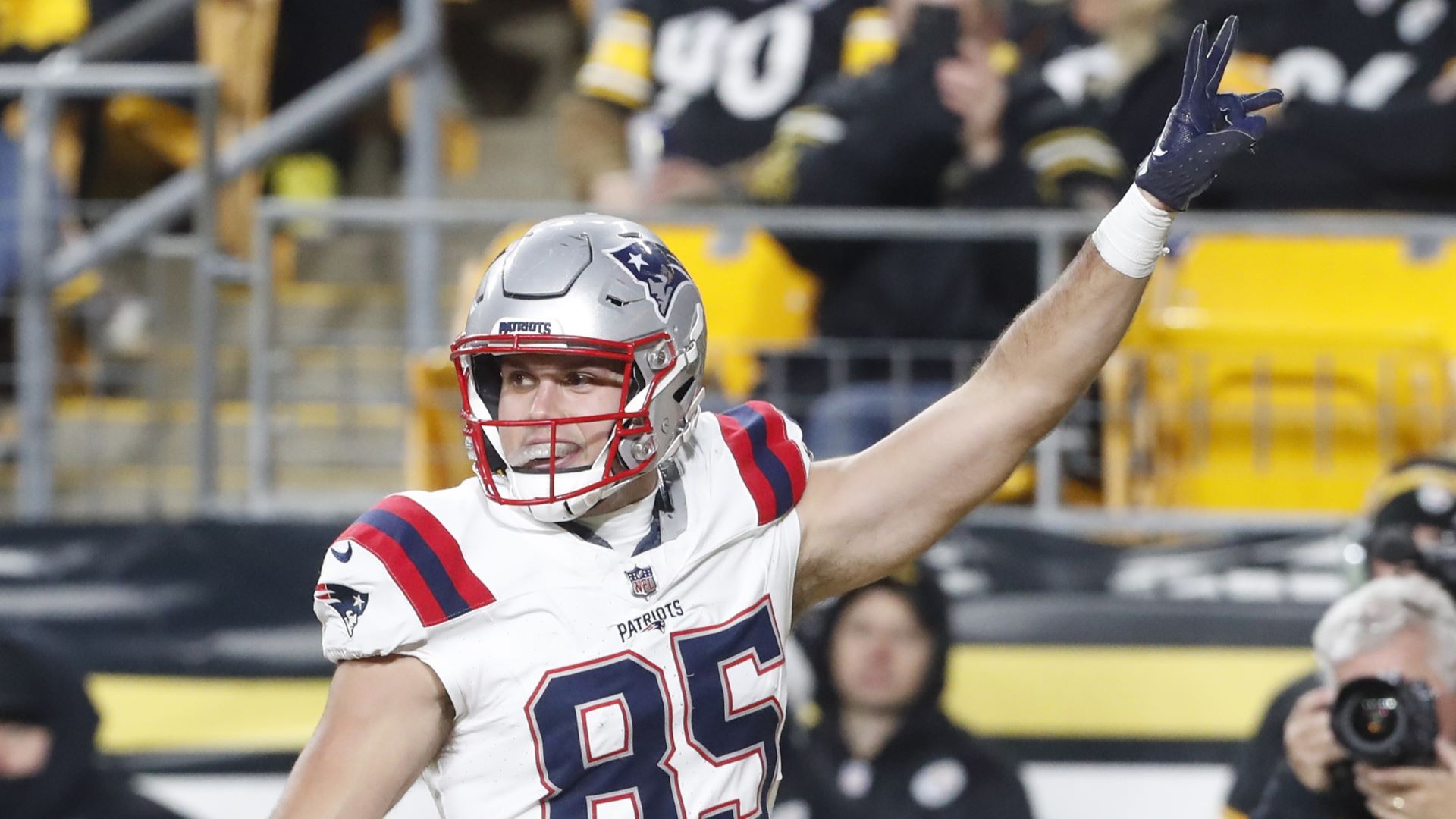 Hunter Henry Sheds Light On Decision To Re-Sign With Patriots